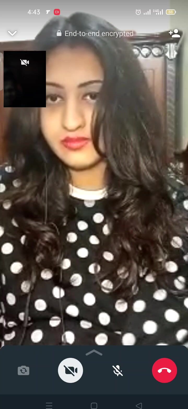 विडोकाॉल मे दिखाई अपनी चुत और गांड को न्यूड वीडियोकॉल